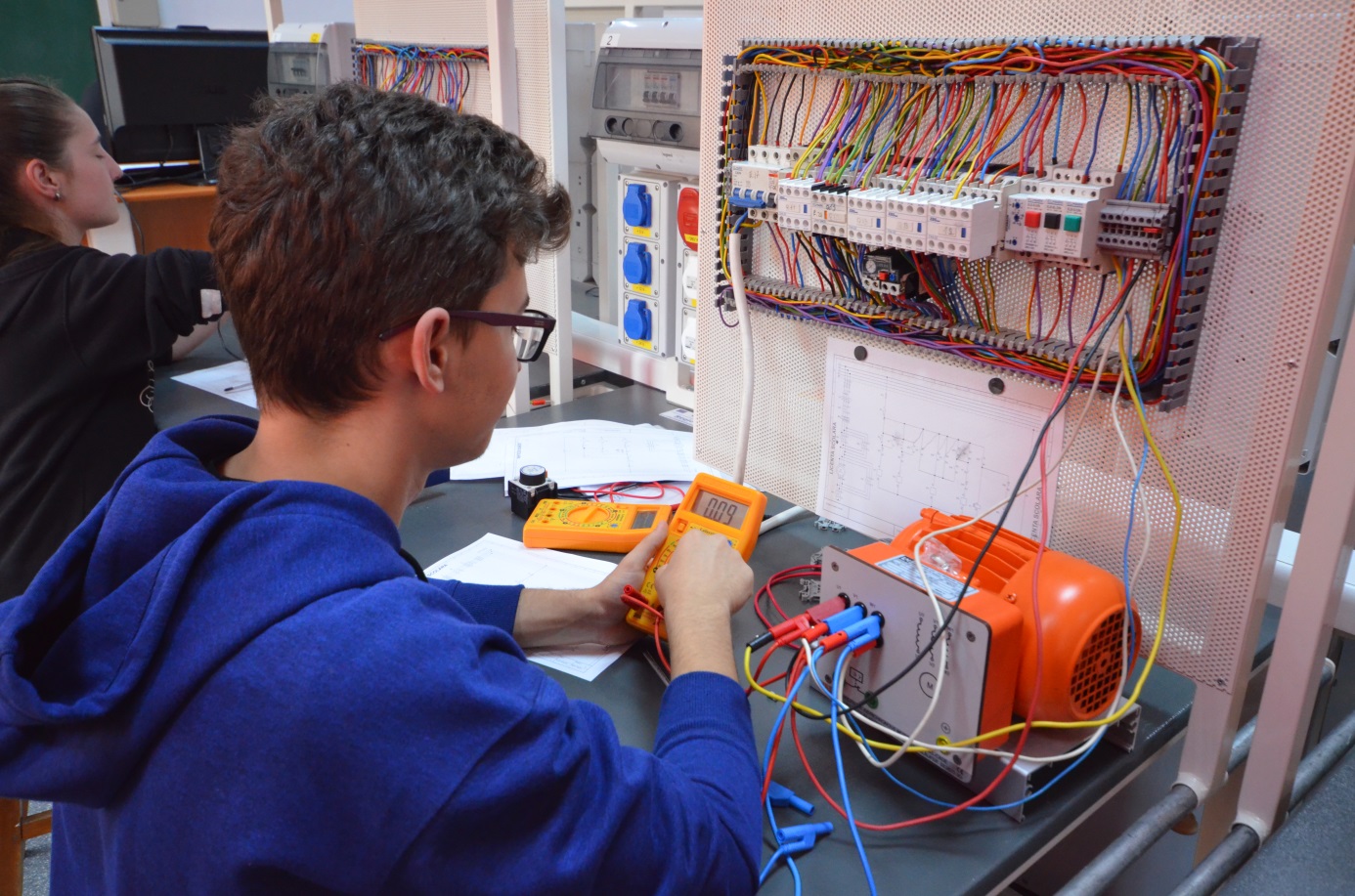 Electrician exploatare centrale, stații și rețele electrice